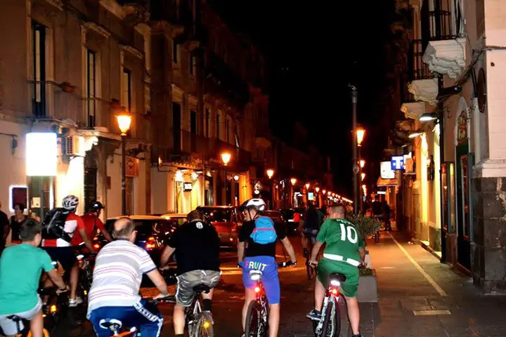 L'ESTATE IN SELLA AD UNA BICI PER RISCOPRIRE ADRANO - TVA Adrano
