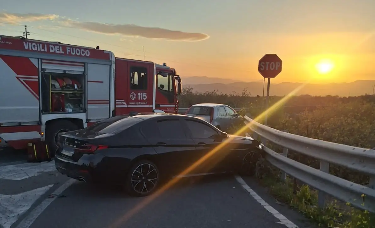 Paternò. Scontro fra due auto sulla Sp 4/11. Feriti un 46enne adranita ...